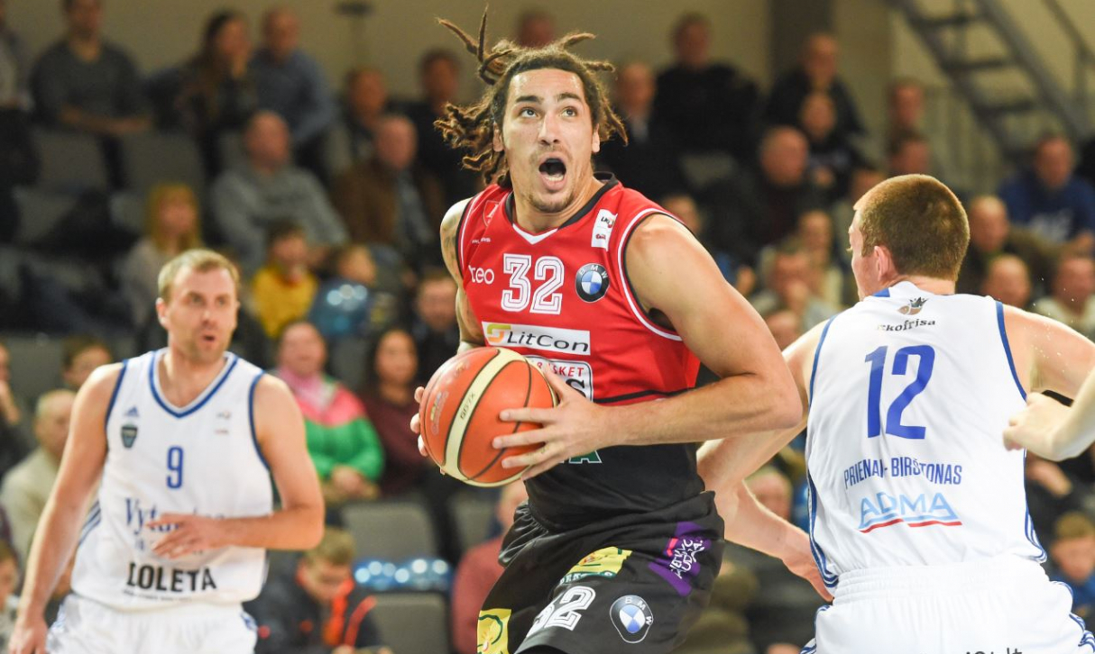 Intrigą sugrąžinęs „Vytautas“ namuose nusileido „Lietuvos rytui“ - LKL.LT