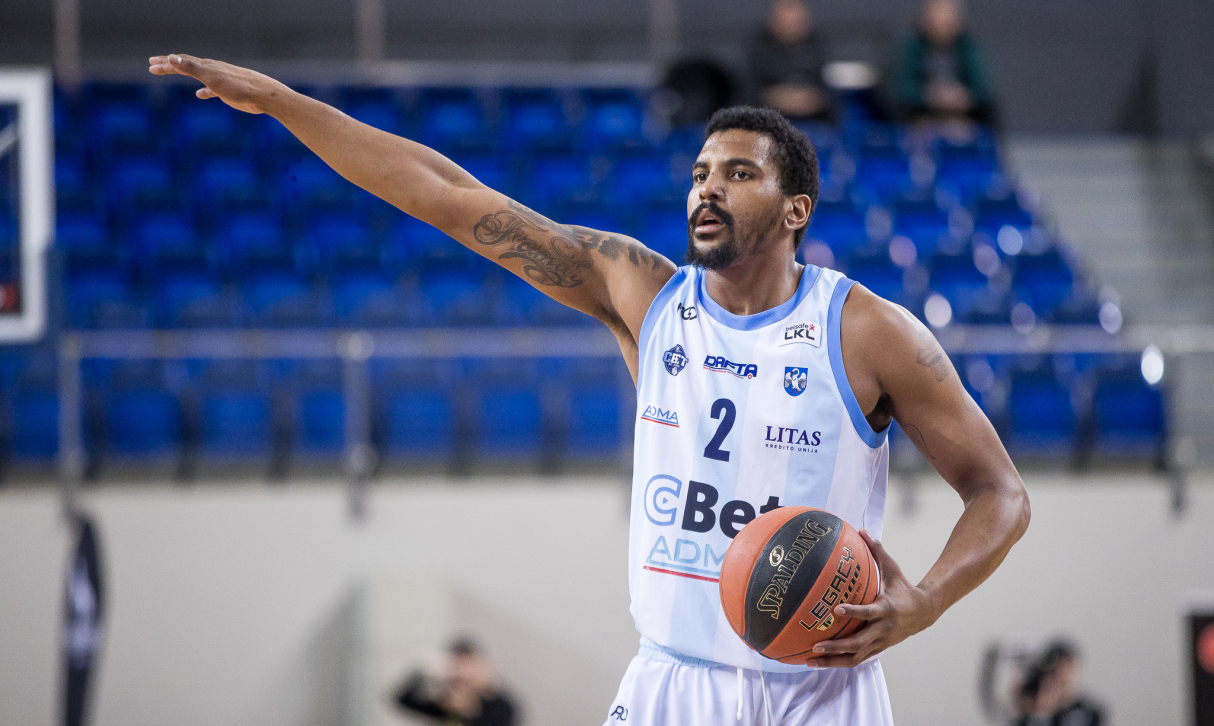 M. Hughesas – apie seniai pažįstamą komandos draugą, jį ir LeBroną siejantį trenerį ir ...